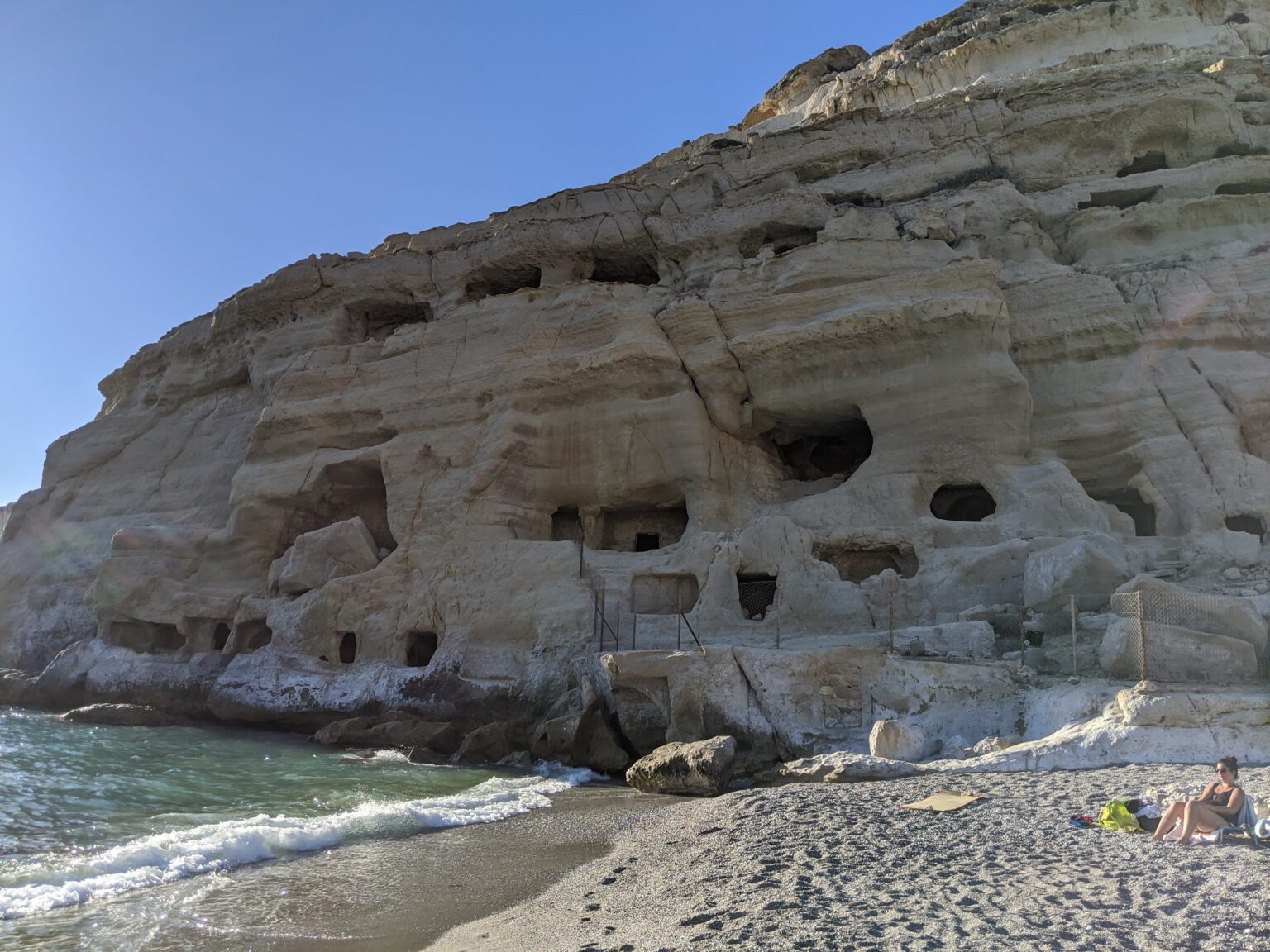 Que faire à Matala en Crète ? Plage, grotte et ambiance bohème ...