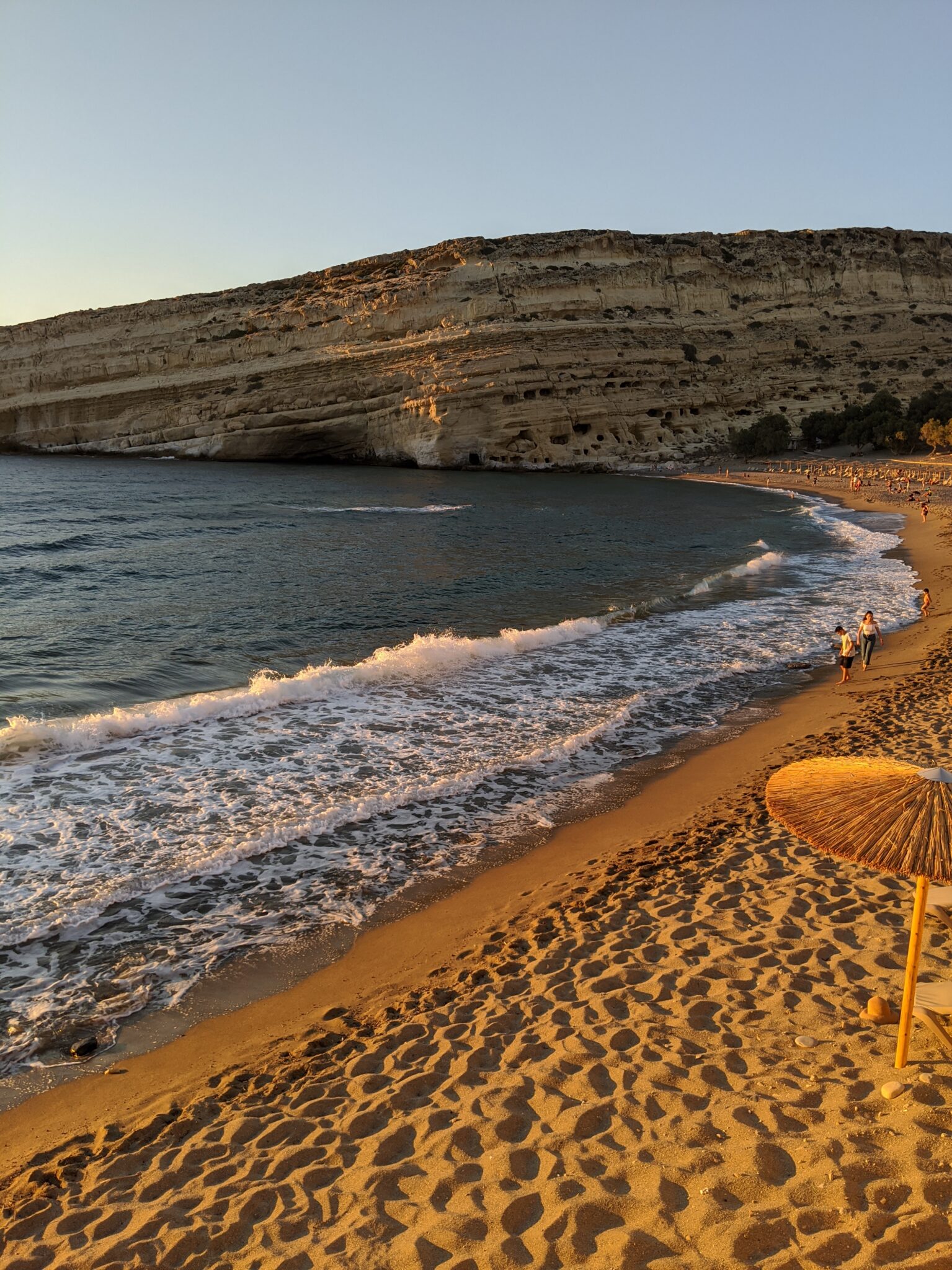 Que faire à Matala en Crète ? Plage, grotte et ambiance bohème ...