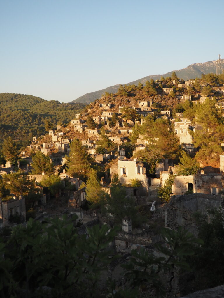 Visiter Kayakoy, le village fantôme près de Fethiye en Turquie ...