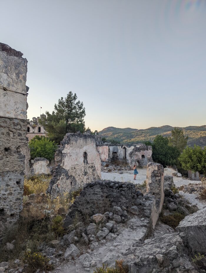 Visiter Kayakoy, le village fantôme près de Fethiye en Turquie ...